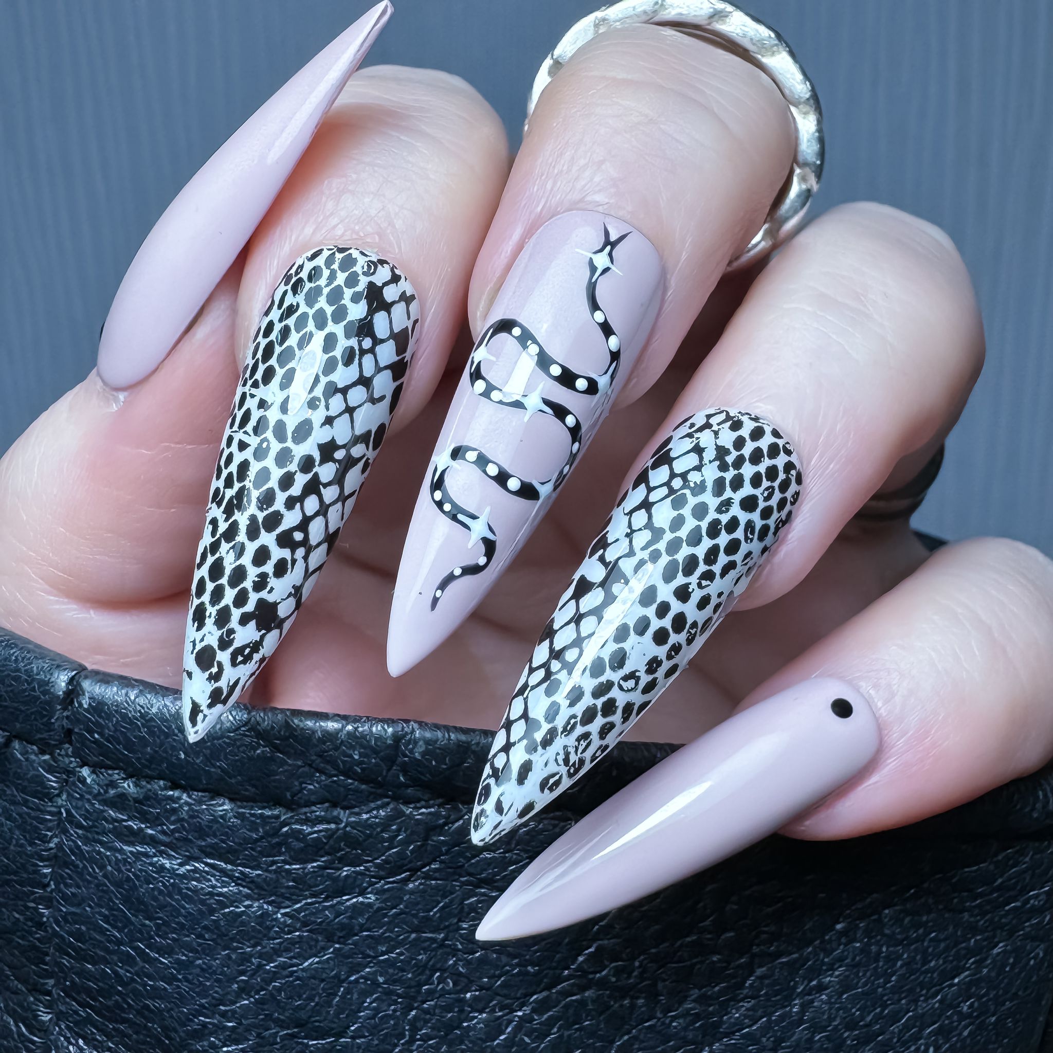 Medusa – Deadly Daggers Nail Studio